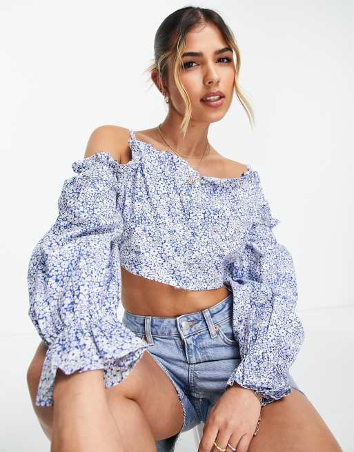 Top Corto Con Escote Bardot Y Estampado De Florecitas Azul De Influence