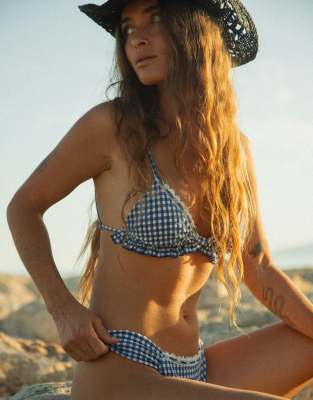 Top de bikini azul a cuadros vichy triangular con detalle en el bajo Velero de Wild Lovers | ASOS