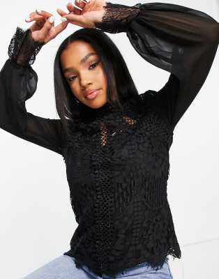 Top negro con mangas transparentes y bordes de encaje de Lipsy | ASOS