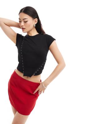 Top negro de manga corta con detalle de corchetes de ASOS DESIGN | ASOS