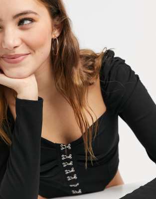Top negro de manga larga con detalle de corchetes de New Look | ASOS
