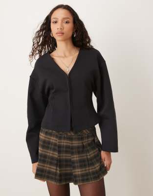 Top negro de manga larga con detalle de corchetes de tejido entrelazado ...