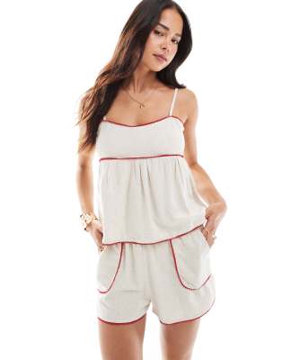 Top playero color crema con cuello cuadrado y ribetes rojos en ...