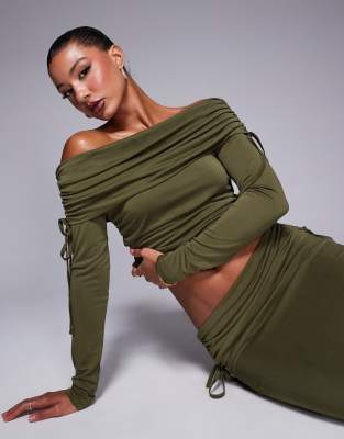 Top verde oliva fruncido de manga larga con escote Bardot de modal ...