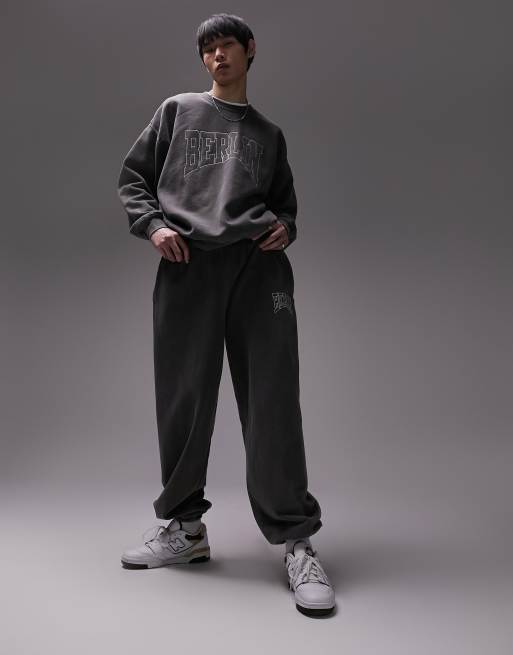Topman – Oversize-Jogginghose in verwaschenem Schwarz mit „Berlin ...