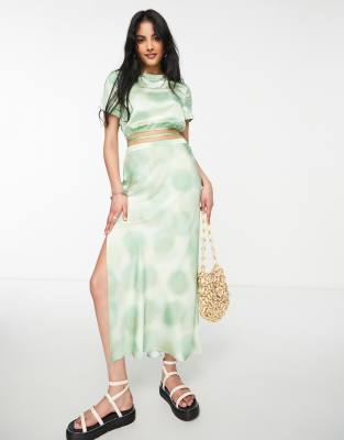 Topshop - Jupe d'ensemble satinée coupée en biais - Tie-dye vert | ASOS