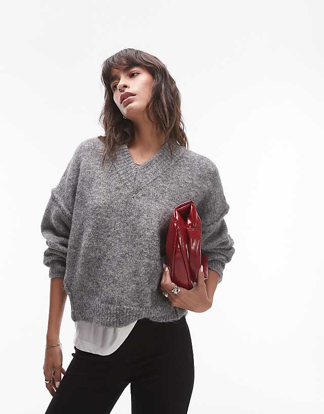 Topshop - Maglione soffice grigio con scollo a V alto | ASOS Topshop - Maglione soffice grigio con scollo a V alto | ASOS