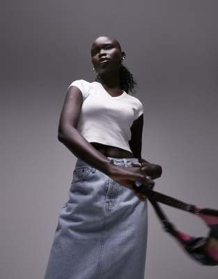 Topshop Petite - T-shirt bianca con scollo a V per tutti i giorni | ASOS