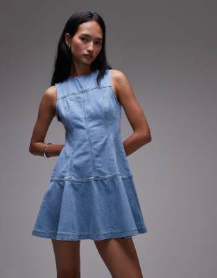 Topshop - Robe courte virevoltante en jean à surpiqûres - Bleu moyen | ASOS