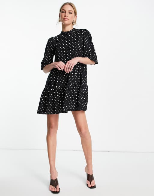 Trendyol - Robe courte étagée à pois avec col montant - Noir et blanc | ASOS