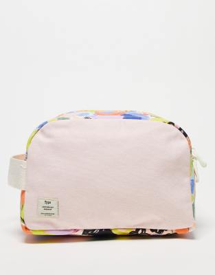TYPO – Kulturbeutel mit abstraktem Früchteprint | ASOS
