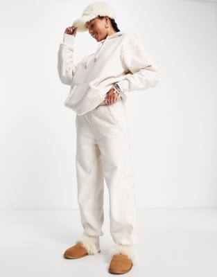 UGG – Daylin – Jogginghose aus mehrlagig verbundenem Fleece in Creme | ASOS