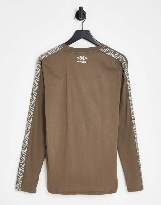 Umbro Langarmliges Shirt in Anthrazit mit Zierband und groBem Logo ASOS