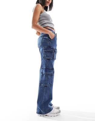 Urban Bliss - Denim cargo jeans in mid-wash blauw | ASOS