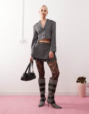 Urban Revivo - Mini-jupe plissée effet superposé avec nœud - Gris moyen | ASOS