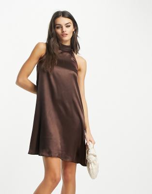 Urban Threads - Robe courte satinée à col montant - Marron chocolat | ASOS