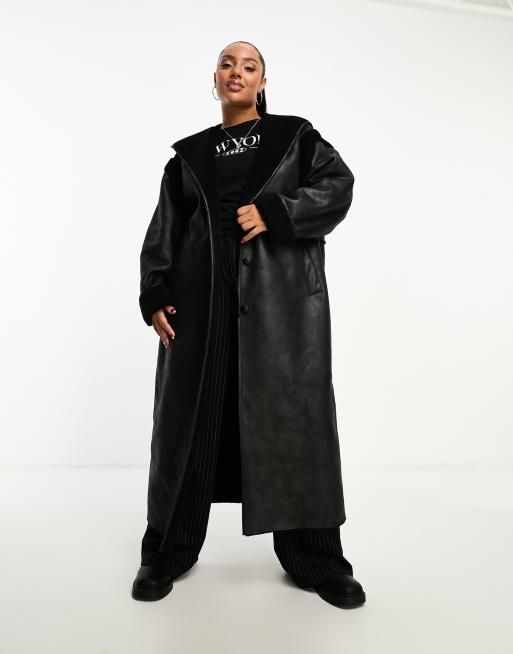 Urbancode – Plusstorlek – Svart maxikappa i pilotstil | ASOS