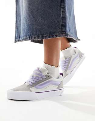 Vans - Knu Skool - Sneakers met paarse veters in grijs en wit | ASOS