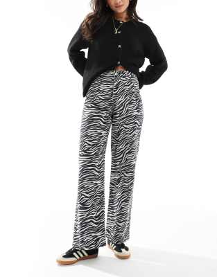 Vaqueros de pernera ancha con estampado de cebra de New Look | ASOS