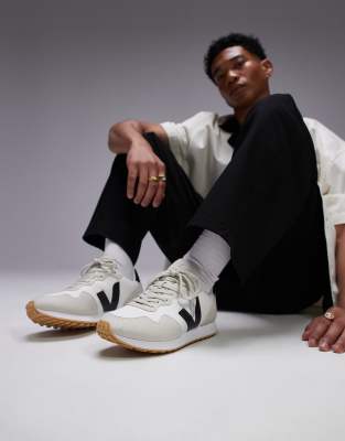 VEJA – SDU Rec – Svartvita, beiga träningsskor i mesh | ASOS