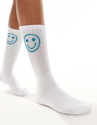 Vero Moda - Chaussettes de sport côtelées à motif smiley - Bleu | ASOS