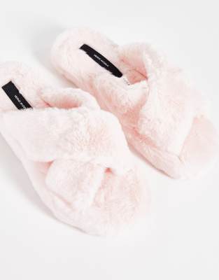 Vero Moda fluffy slippers in pink | ASOS