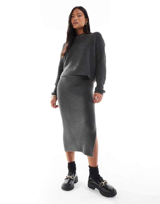 Vero Moda Petite - Ensemble duveteux avec jupe mi-longue et pull - Gris | ASOS