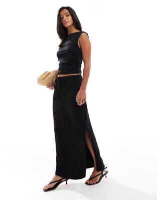 Vero Moda Petite - Jupe longue d'ensemble près du corps froncée sur le devant - Noir | ASOS