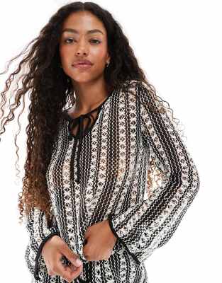 Vero Moda – Svartvit, randig, virkad topp med långa ärmar i spets, del ...