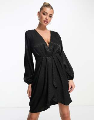 Vesper - Robe courte en satin à manches longues - Noir | ASOS