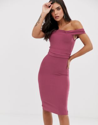 Vestido ajustado color ciruela con escote Bardot y volantes de The ...