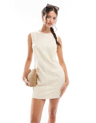 Vestido color crema a rayas de corte recto con cuello subido y detalle ...