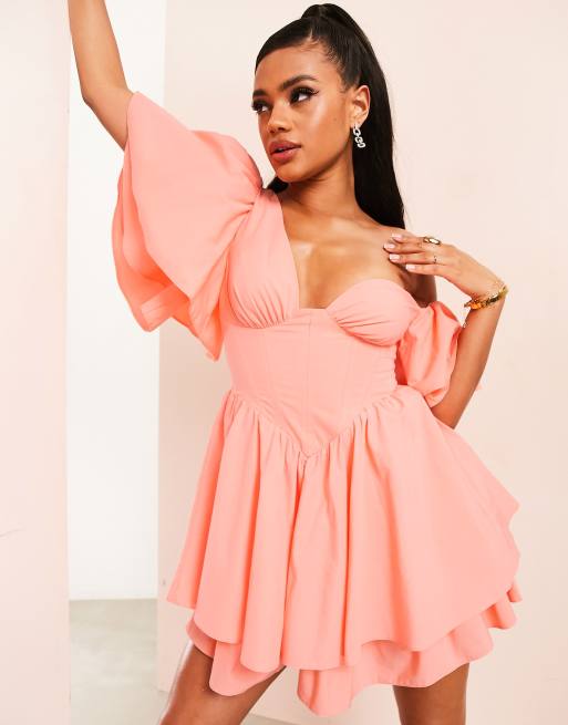 Vestido Color Melocotón Con Escote Bardot Detalle De Corsé Y Volantes