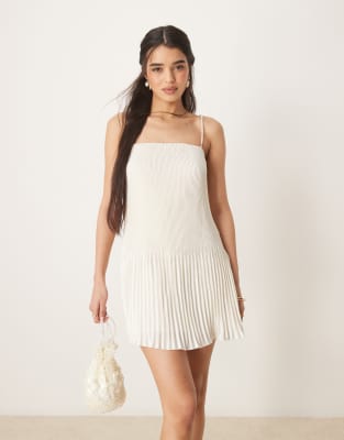 Vestido corto blanco estructurado con escote cuadrado y detalle en el ...