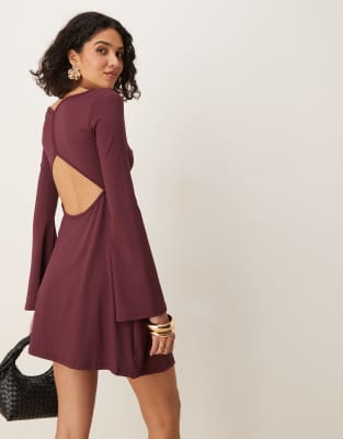 Vestido corto color ciruela con cuello barco, mangas acampanadas y ...