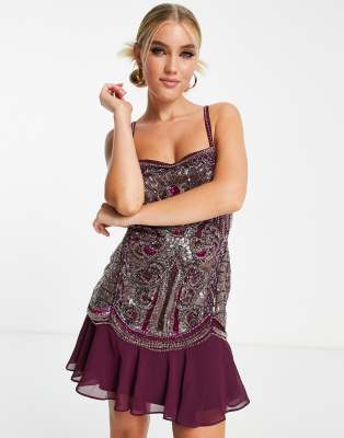 Vestido corto color ciruela de tirantes con diseño adornado artístico y ...