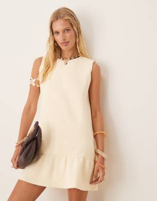 Vestido corto color crema con bajo estructurado de ASOS DESIGN | ASOS