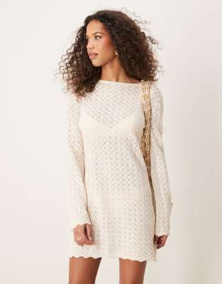 Vestido corto color crema con mangas acampanadas de punto de ASOS ...