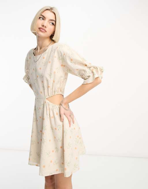 Vestido Corto Color Crudo Con Estampado Y Detalle De Abertura De