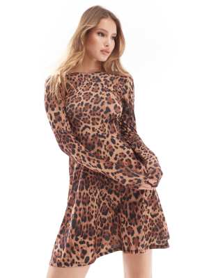 Vestido corto de corte evasé con estampado animal y espalda al aire de ...