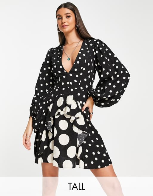 Vestido Corto Monocromático De Manga Larga Con Volante Y Estampado De