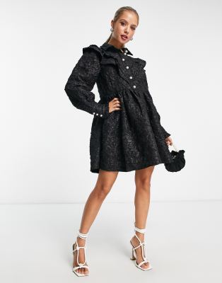 Vestido corto negro amplio y texturizado con volantes y botones de ...