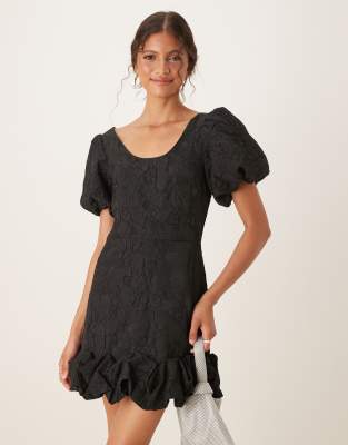 Vestido corto negro con bajo abombado y mangas abullonadas de Sister ...