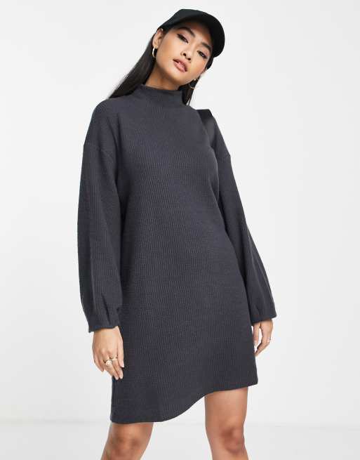 Vestido Corto Negro Con Cuello Alto Y Detalle De Bolsillo De Punto De