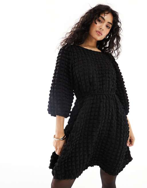 Vestido Corto Negro De Corte Amplio Con Lazada En La Espalda De Tejido