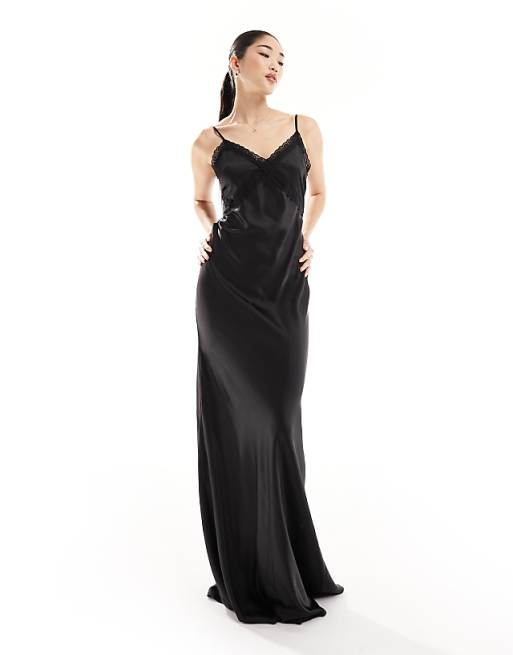 Vestido de dama de honor largo negro de satén con detalle de encaje de ... Vestido de dama de honor largo negro de satén con detalle de encaje de ...