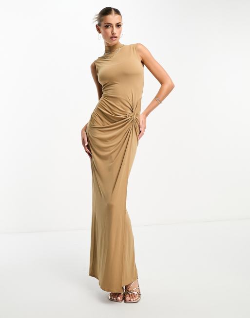 Vestido Largo Color Camel Con Cuello Alto Y Detalle Fruncido De Flounce