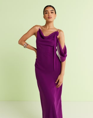 Vestido largo color ciruela con flor y detalle colgante de chifón de ...