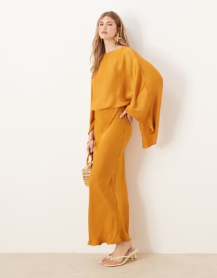 Vestido largo color ocre con detalle de capa de satén de ASOS DESIGN | ASOS