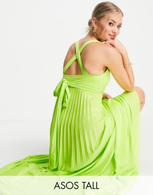 Vestido Largo Verde Lima Plisado Y Escotado Con Cuello Halter Y Diseño